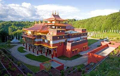 Un des plus grands temples bouddhistes en Europe - Roqueredonde ...